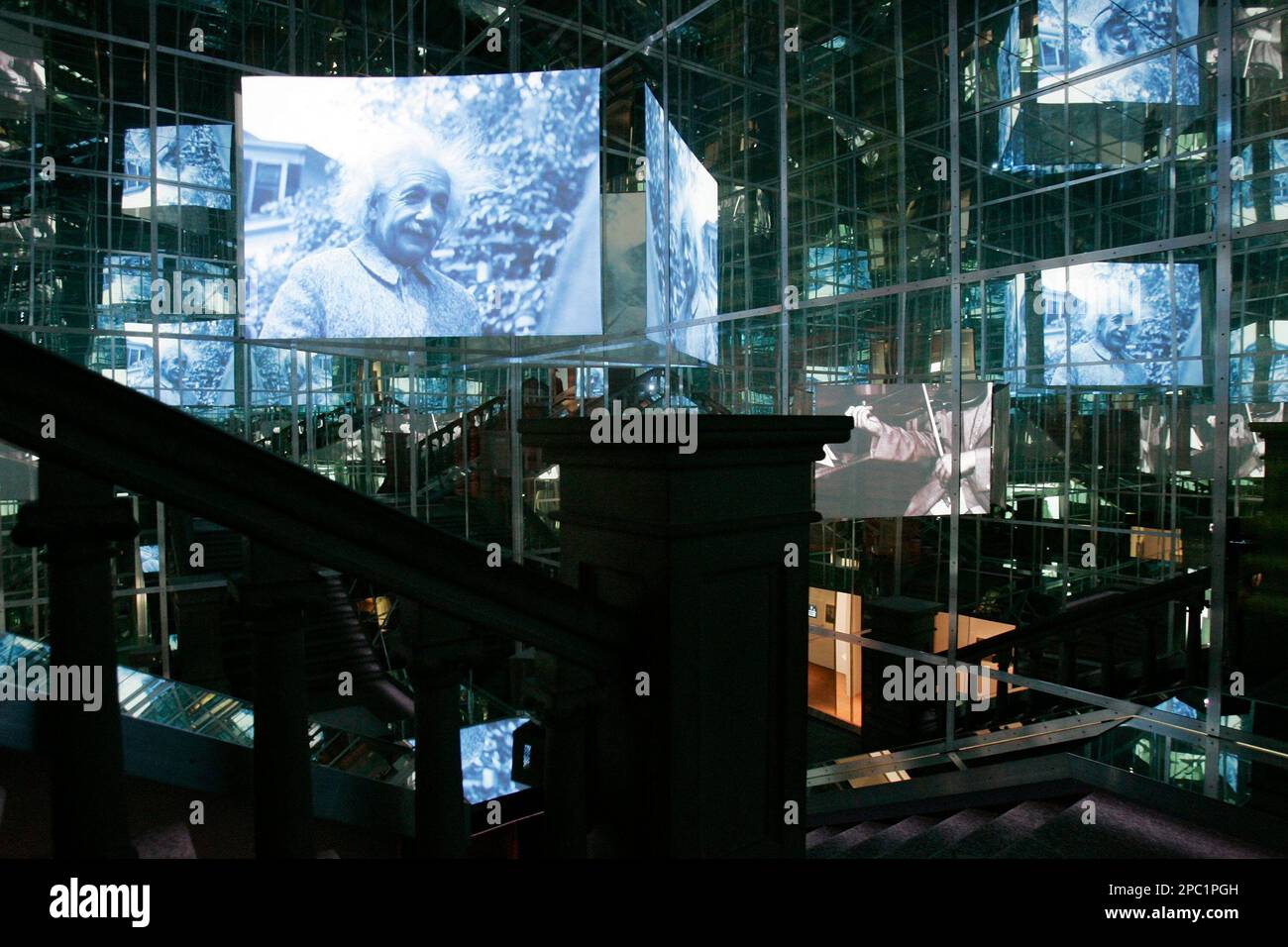 Im verspiegelten Treppenhaus im Einstein-Museum in Bern werden Fotos ...