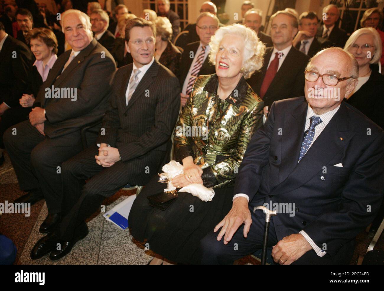 Otto Graf Lambsdorff, rechts, feiert mit seiner Ehefrau Alexandra ...