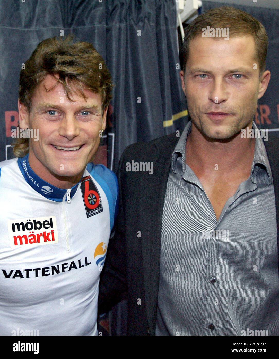 Der Schweizer Radprofi Bruno Risi, links, und der deutsche Schauspieler ...