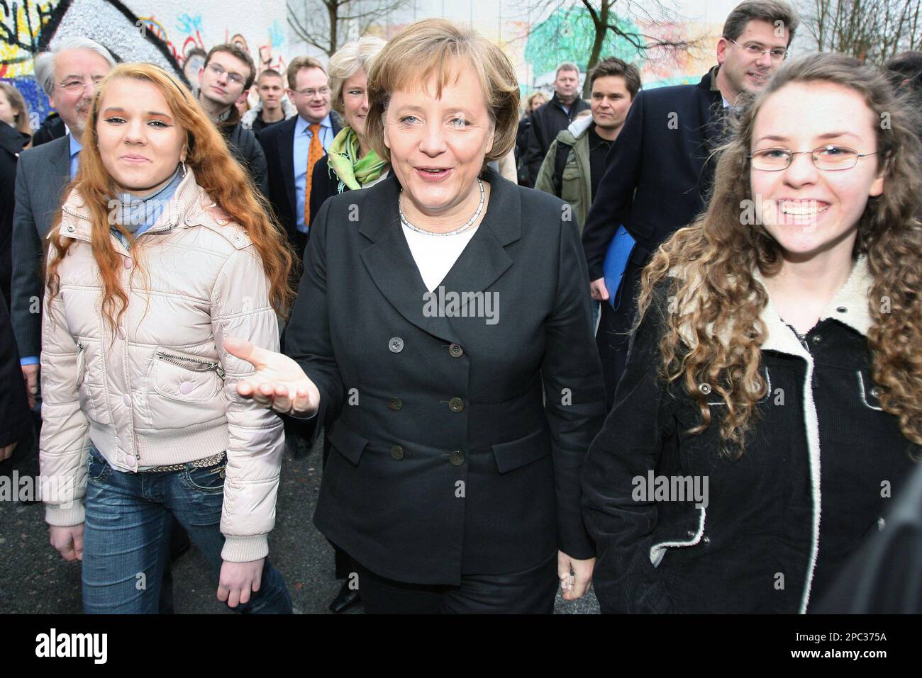 Bundeskanzlerin Angela Merkel, Mitte, geht am Montag, 22. Jan. 2007, in ...