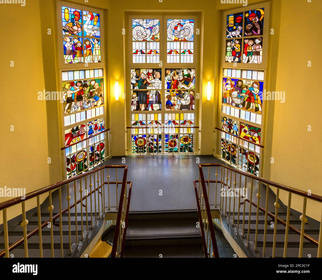 Buntglasfenster aus dem Leben der Kinder von Walter Womacka im ...