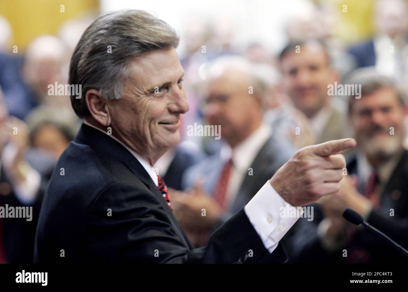 Arkansas Gov. Mike Beebe acknowledges legislators' standing ovation at ...