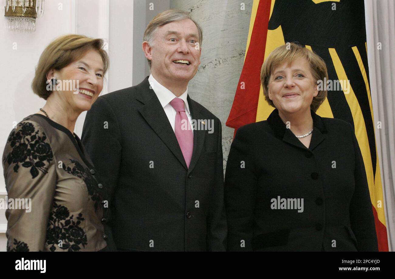 Bundeskanzlerin Angela Merkel, rechts, Bundespraesident Horst Koehler ...