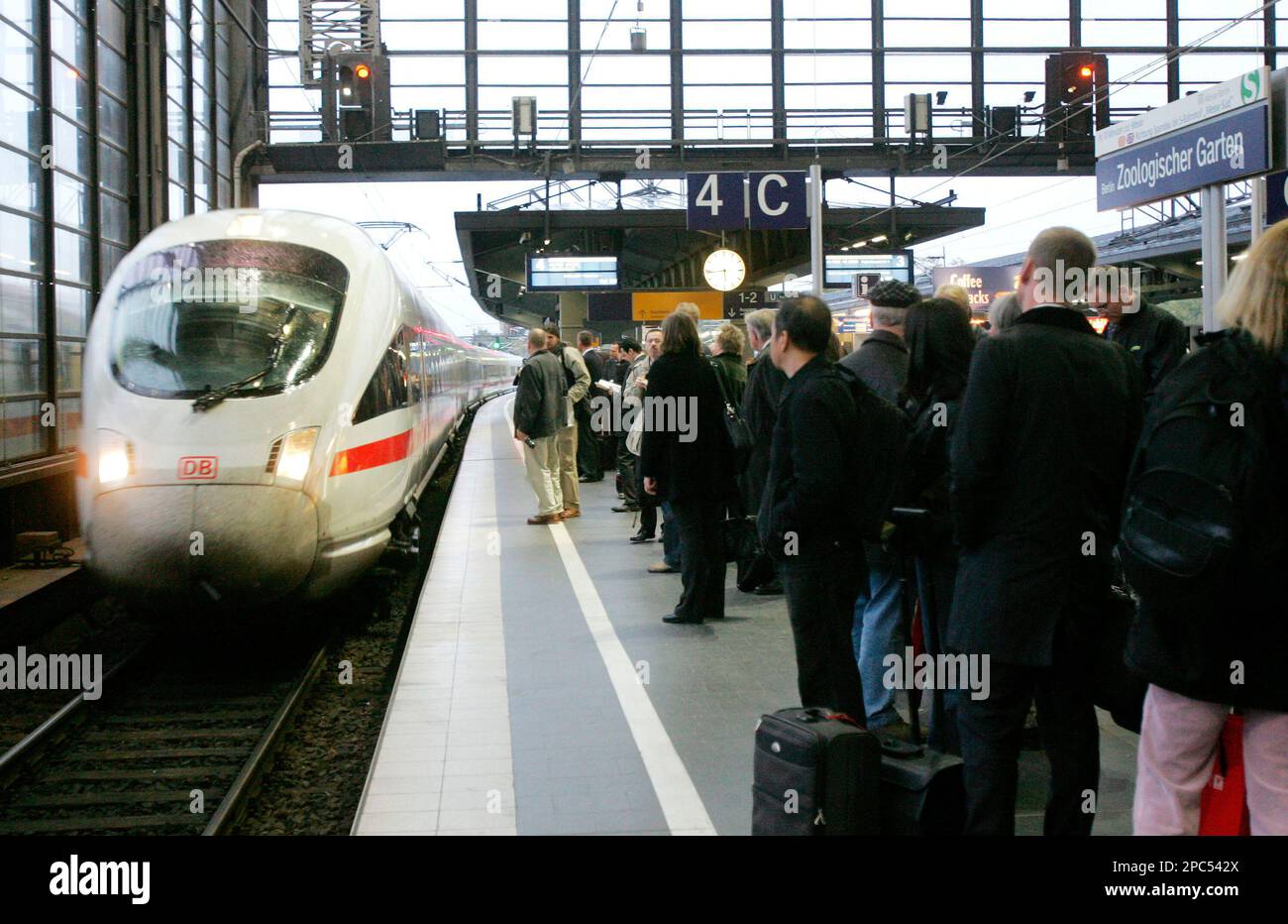 **ARCHIV**Menschen warten am 25. Oktober 2005, am Bahnhof Zoo in Berlin ...