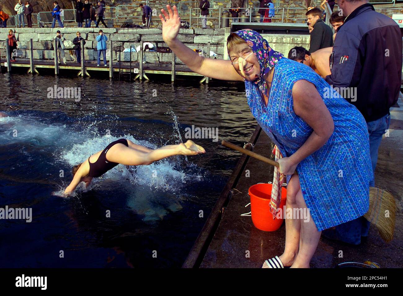 35 winterfeste SchwimmerInnen springen ins 6,5 Grad kalte Wasser des ...