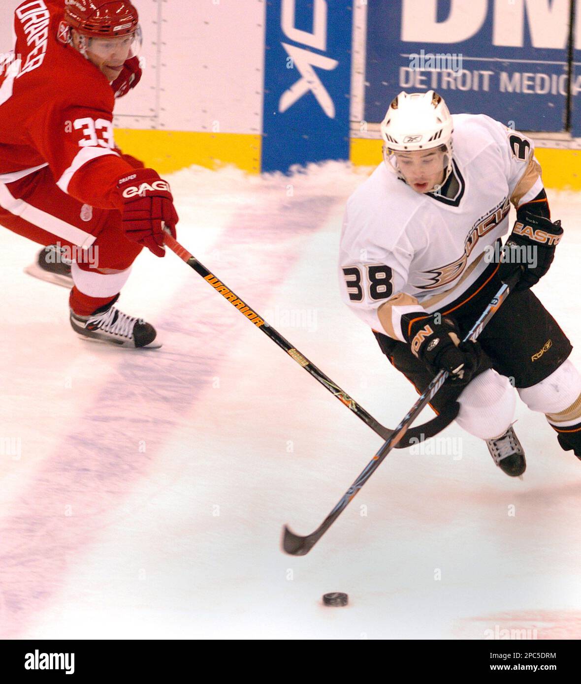 Detroit Red Wings' Kris Draper (33) tries to catch up to Anaheim Ducks ...