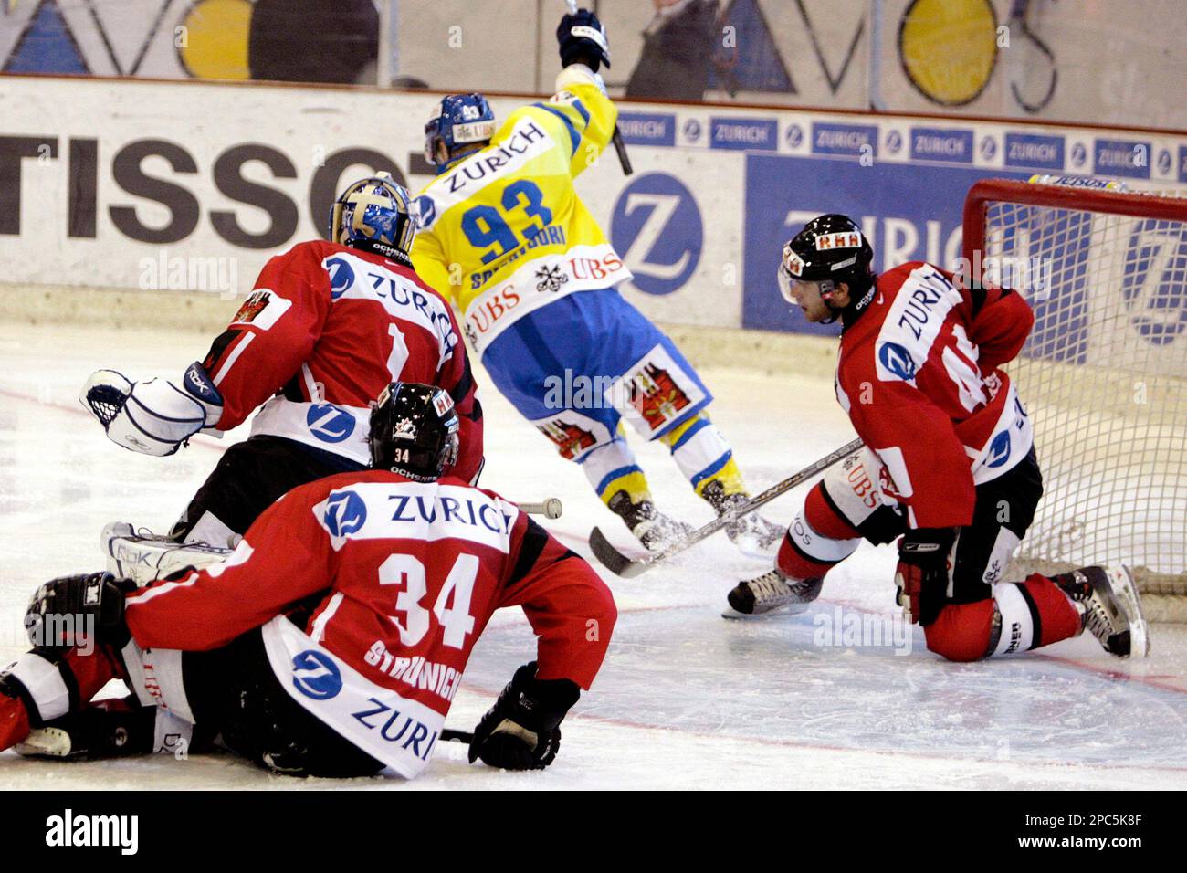 Swiss HC Davos player Eero Somervuori, center, celebrates his goal in ...