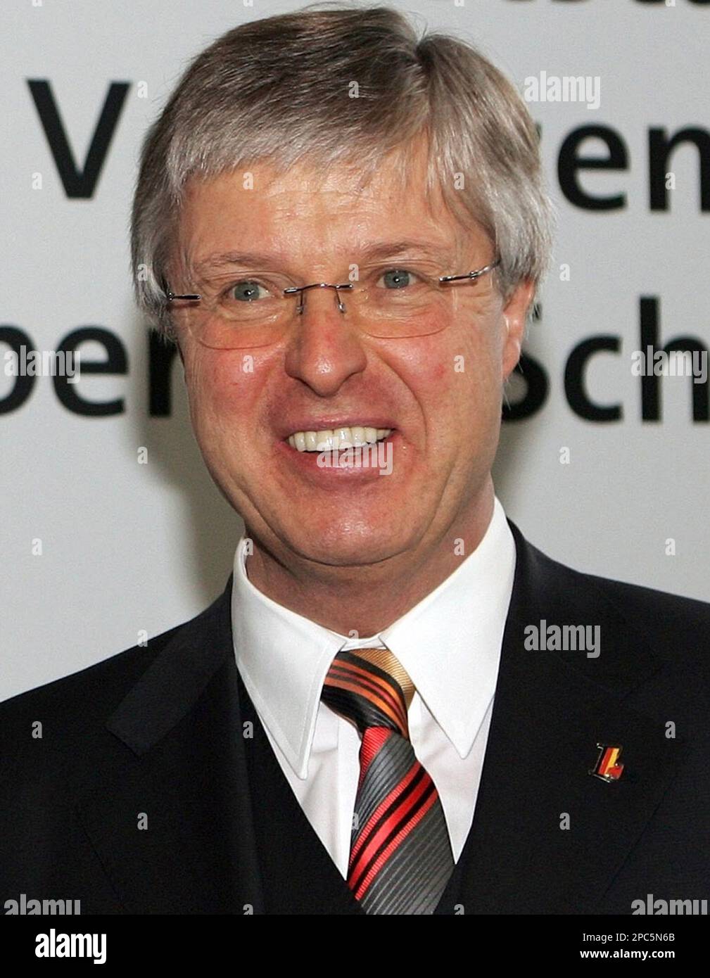 ** ARCHIV ** Hubertus Schmoldt, Vorsitzender der Industriegewerkschaft ...