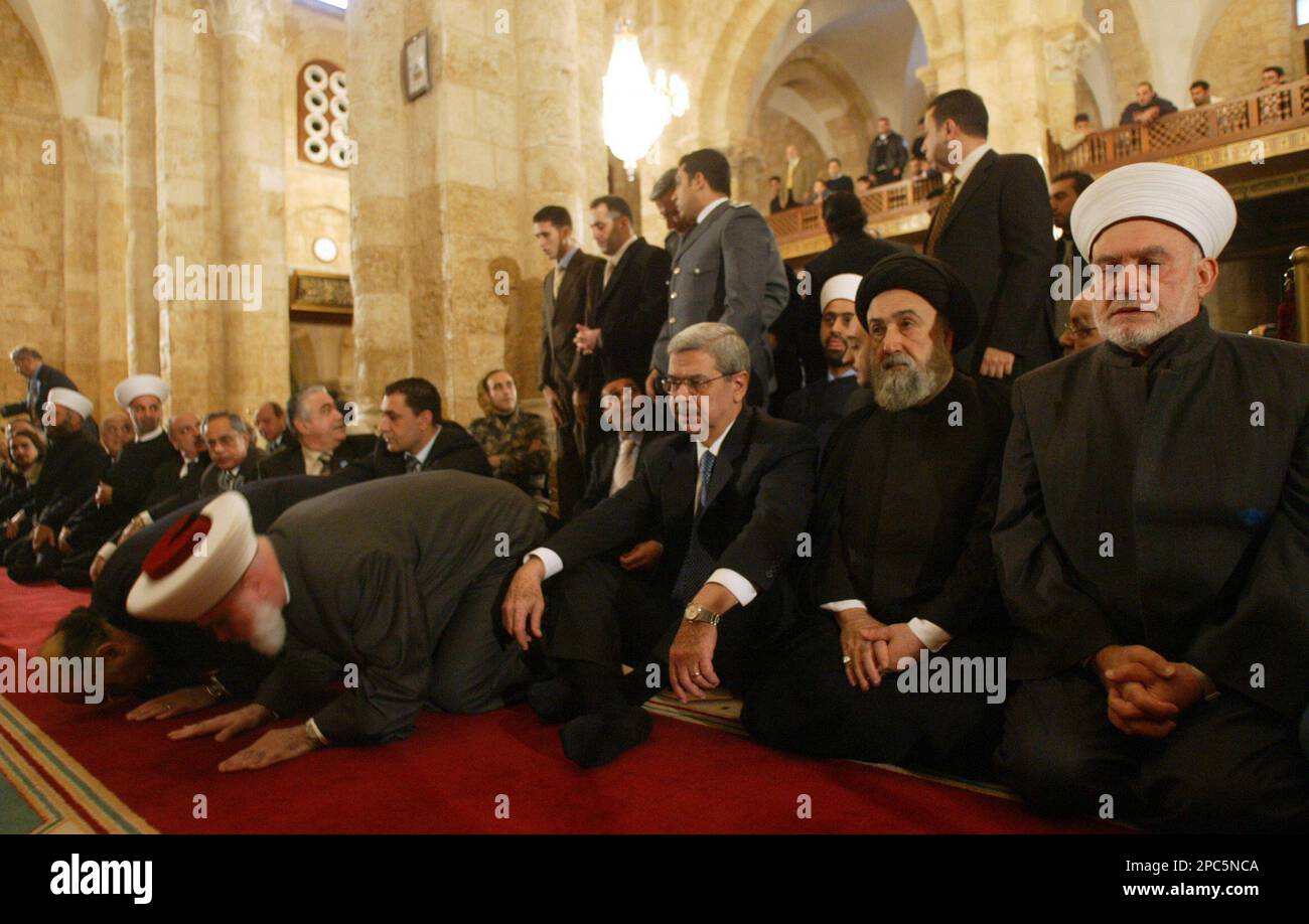 Lebanese Muslims attend Eid al-Adha prayers in the Al-Omar Al-Kabir ...