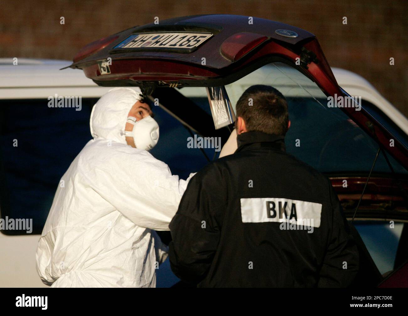 Beamte des Bundesamtes fuer Strahlenschutz und des BKA untersuchen am ...