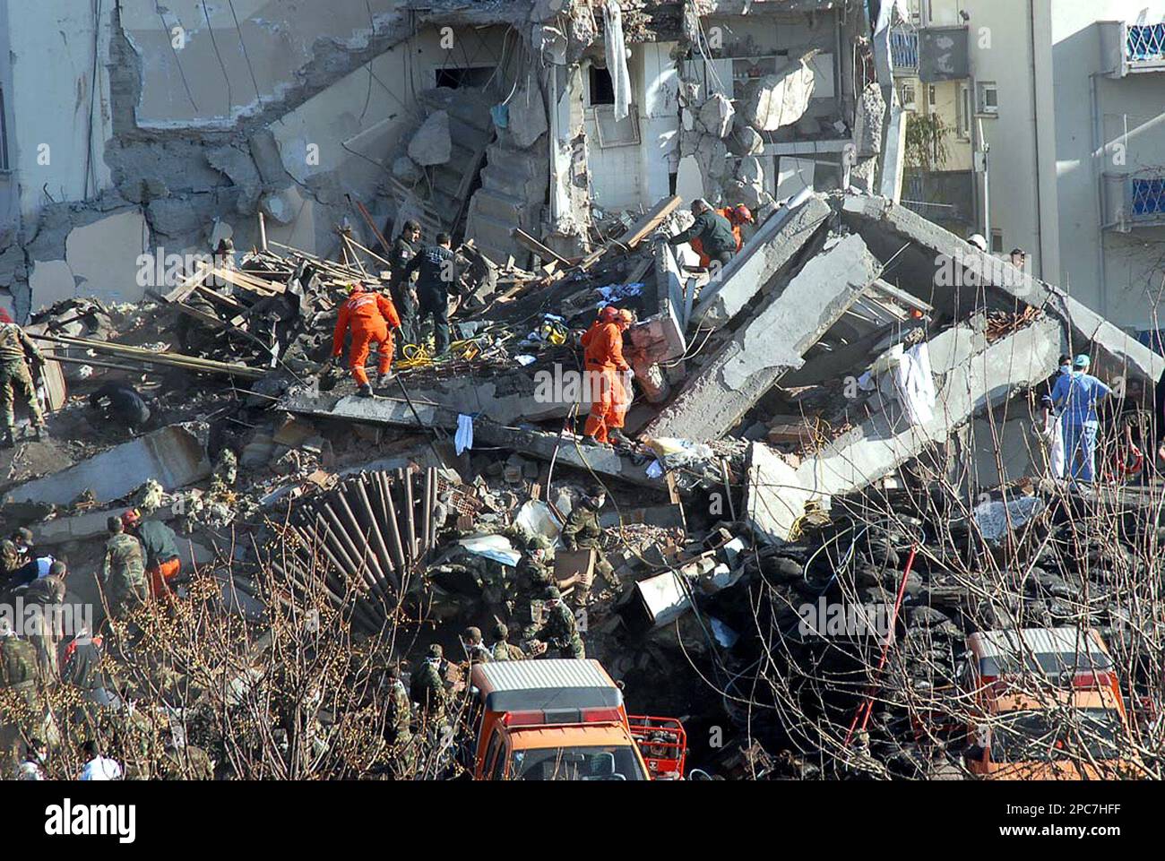 Turkish soldiers and rescuers search for victims in the debris of the ...