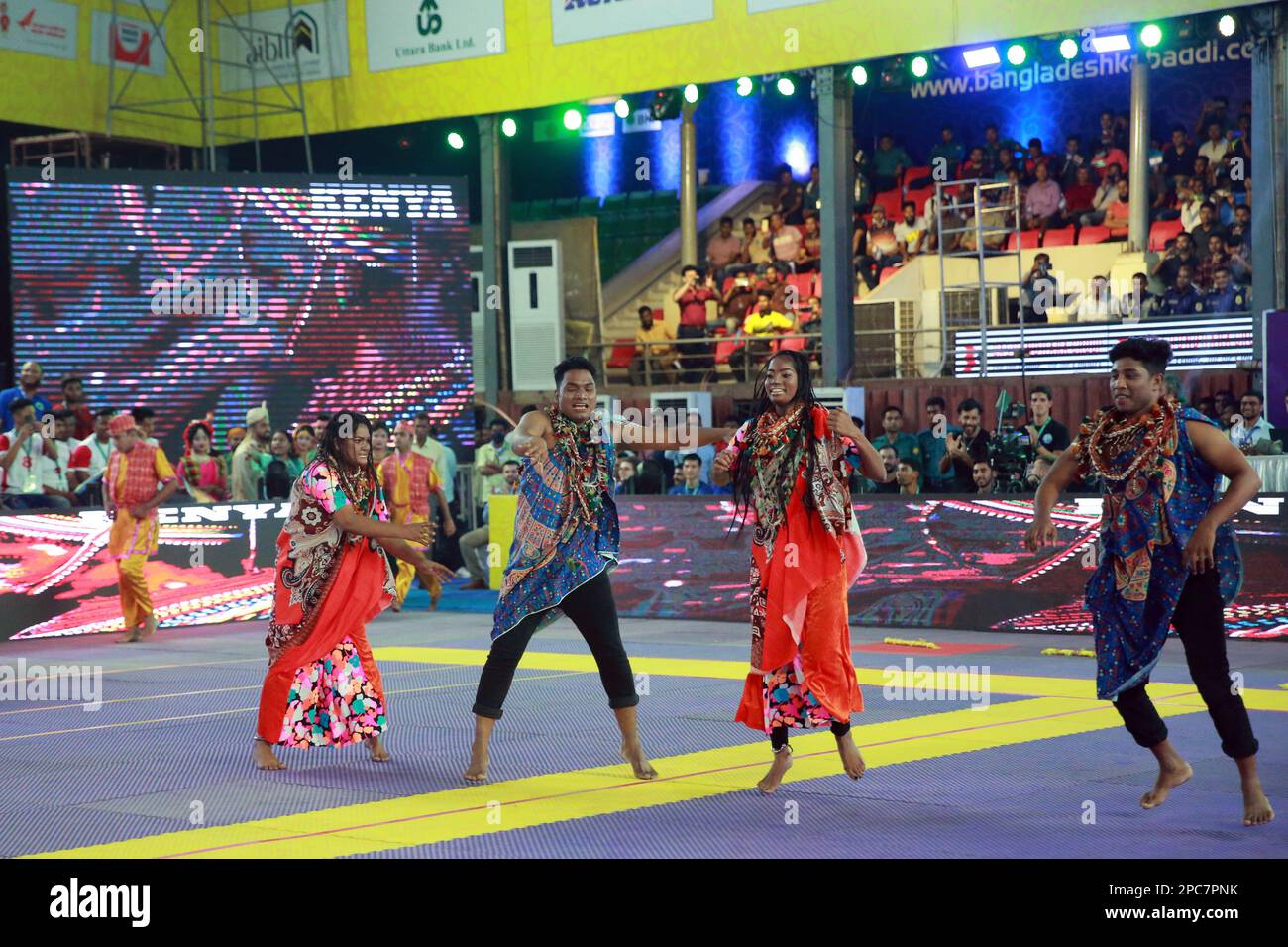 Kulturelle Präsentation, die alle 12 Teilnehmerländer widerspiegelt ...