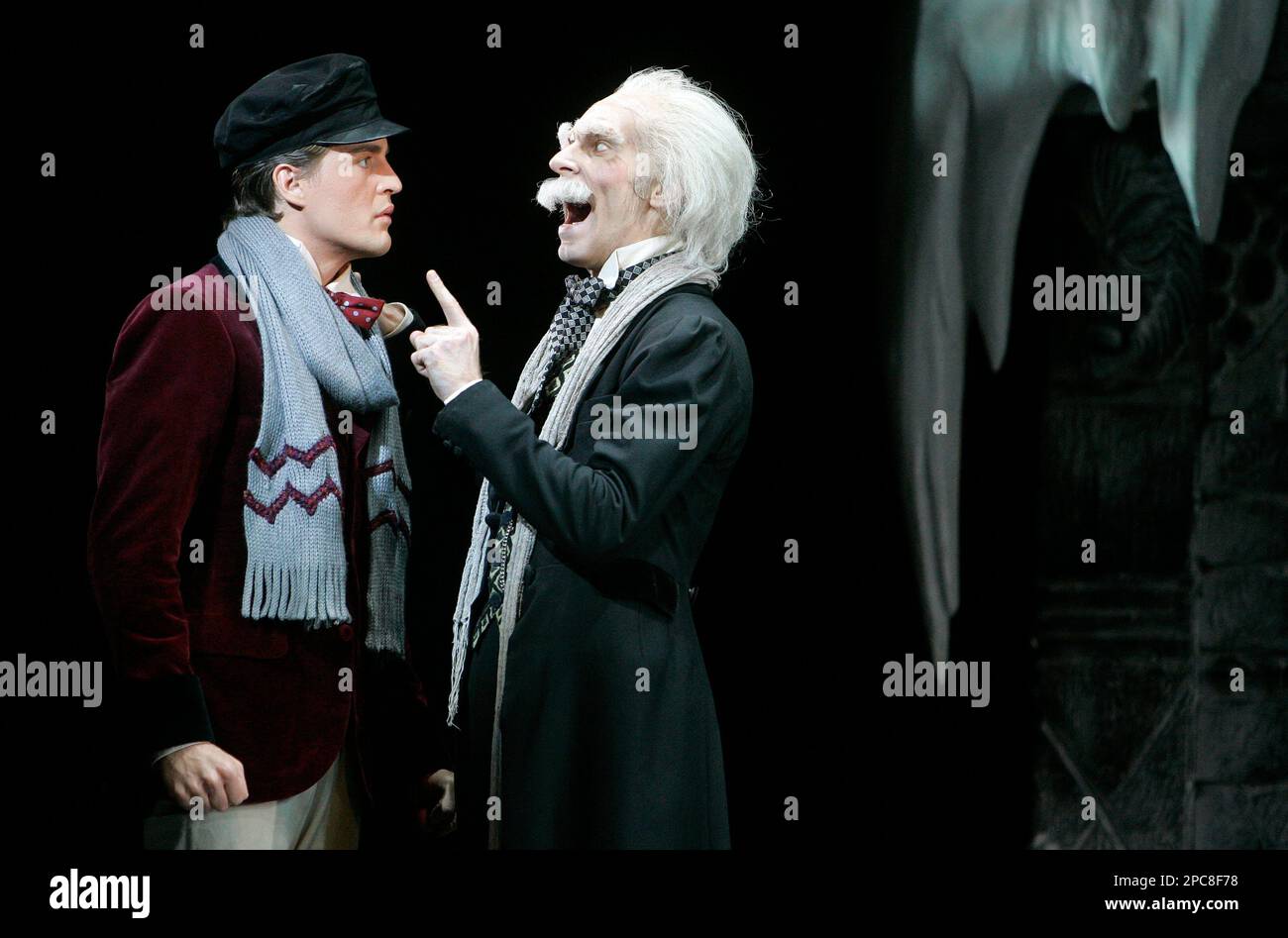 Der Saenger Alexander Klaws, als Alfred, links, und der Schauspieler ...