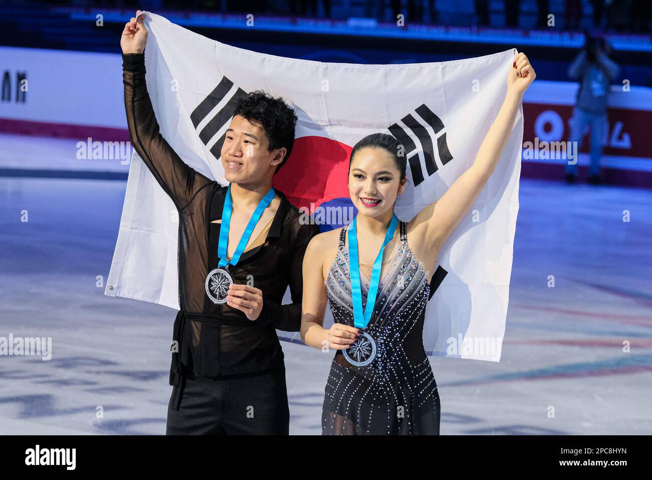 Ye Quan und Hannah Lim (Silber) posieren mit ihren Medaillen beim ...