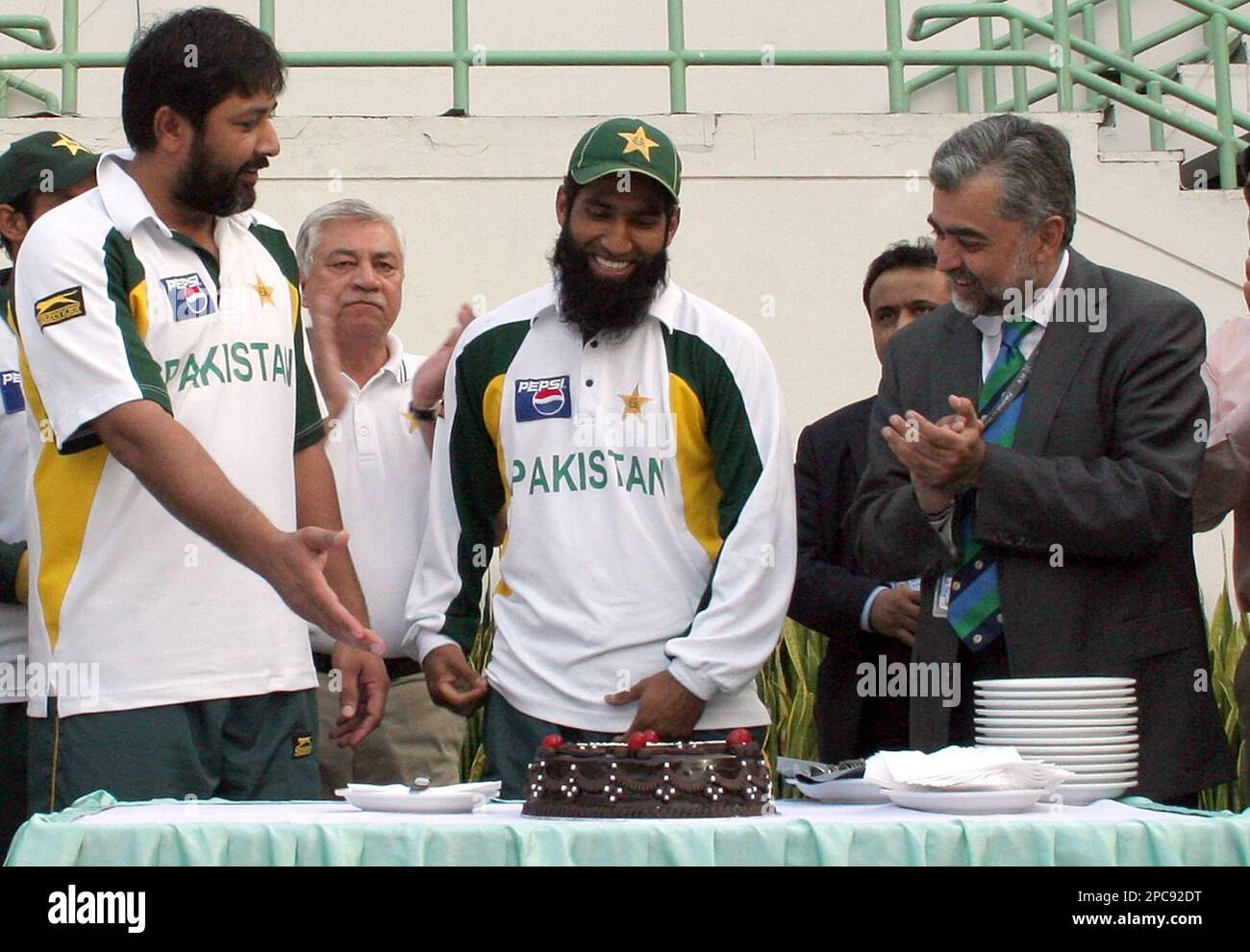 Pakistan's batsman Mohammad Yousaf, center, gets ready to cut a cake ...