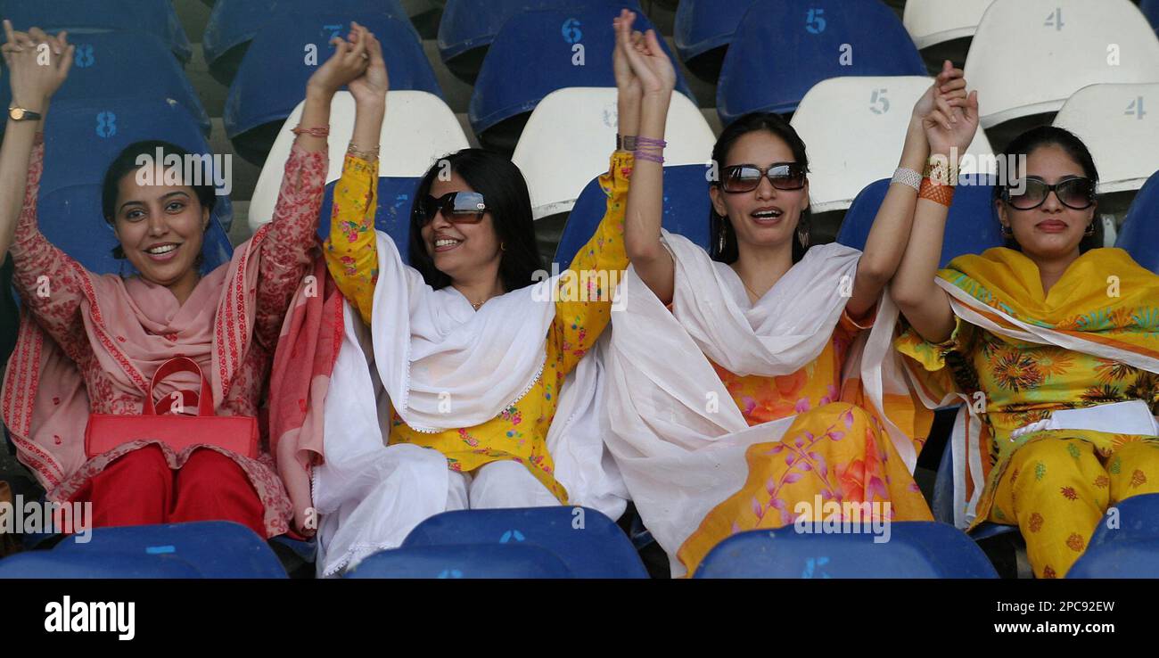 Pakistani girls celebrate the world record of Pakistan's batsman ...