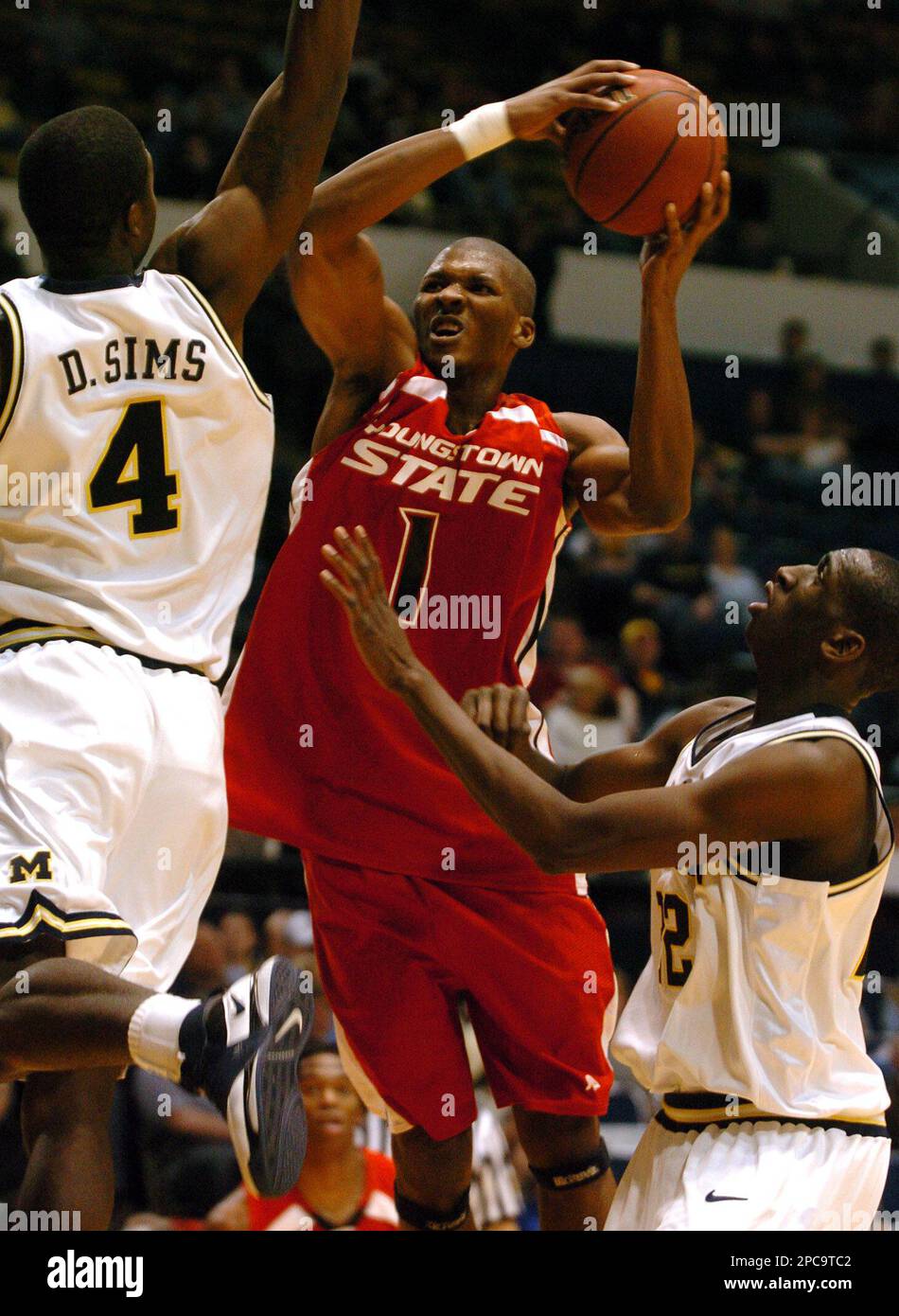 Youngstown State's John Barber (1) takes a shot between Michigan's ...