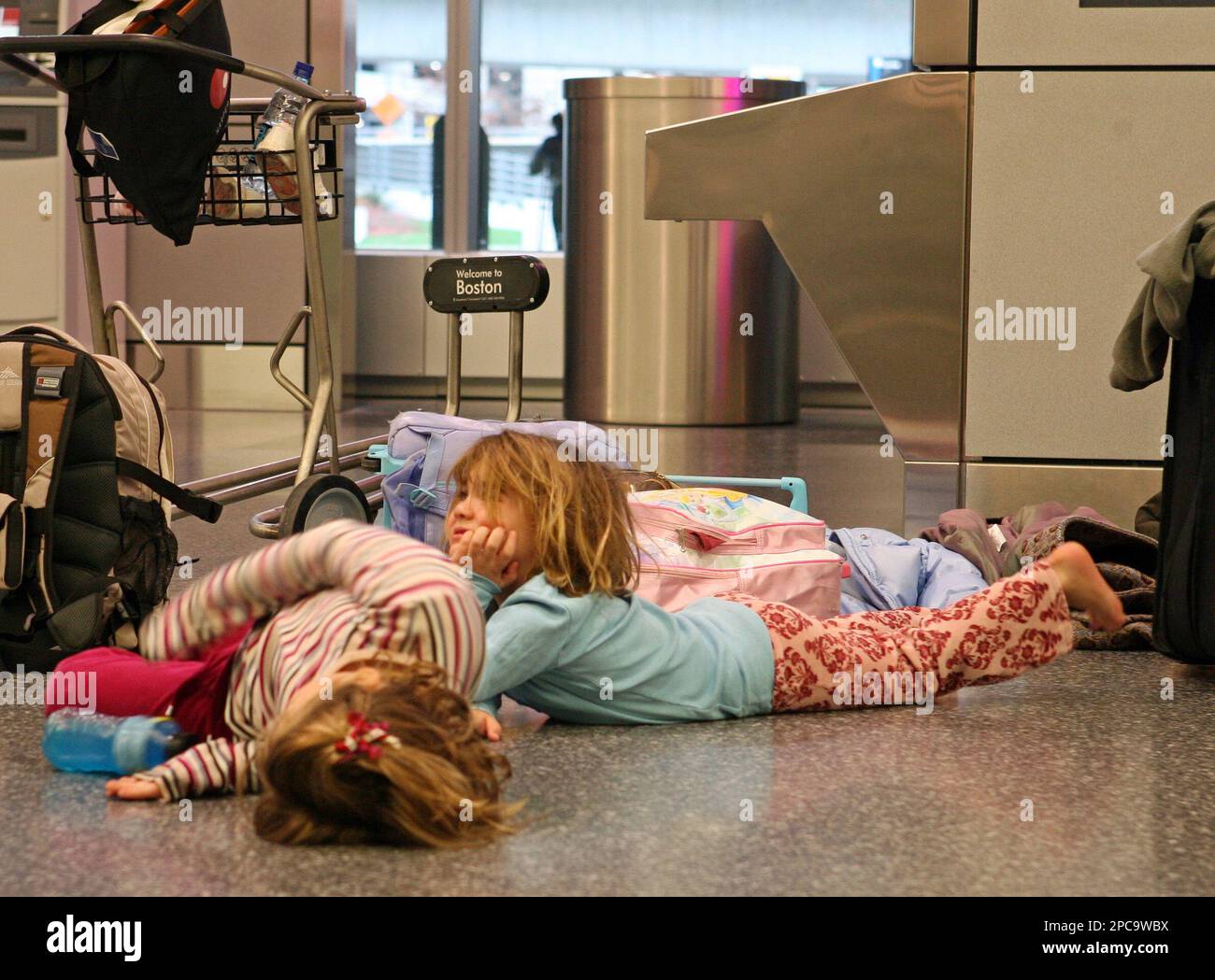Sydeny Worswick, 3, center, and her sister Jayden, 4, from Atlanta ...