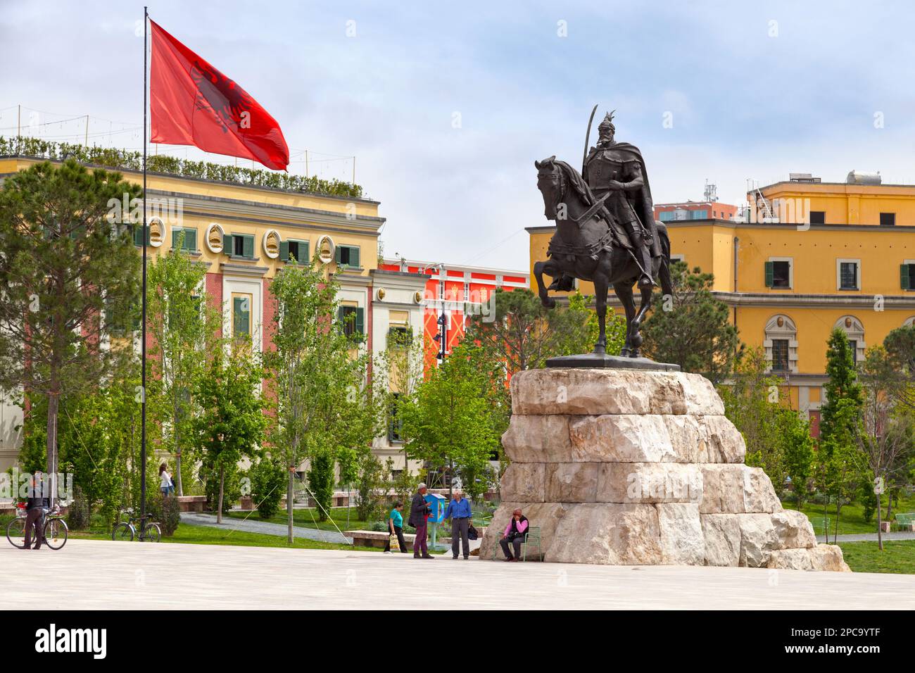 Tirana, Albanien - April 24 2019: Das Skanderbeg-Denkmal ist ein ...