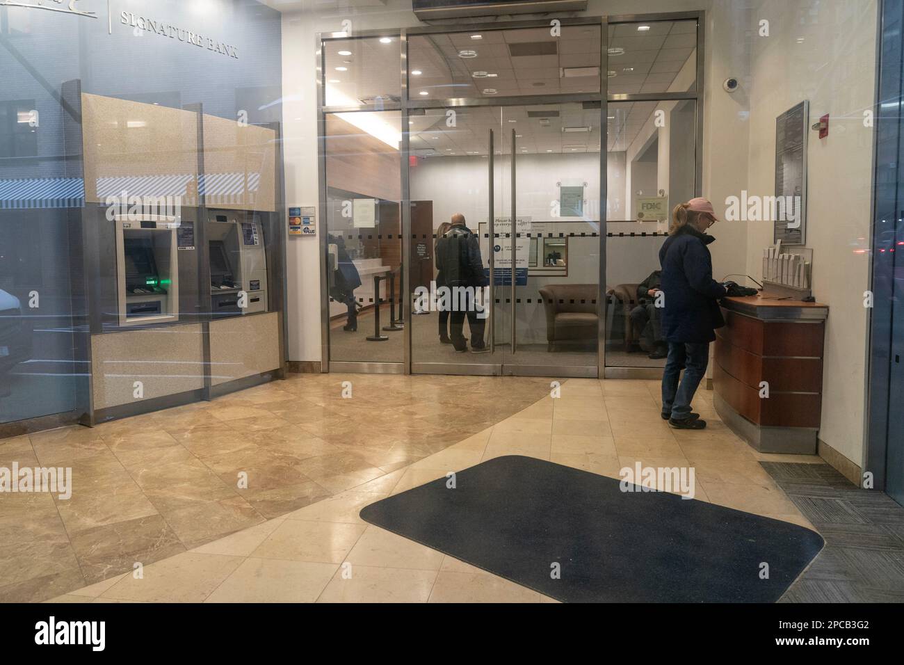 Kunden, die am 13. März 2023 in der Filiale der Signature Bank in New ...