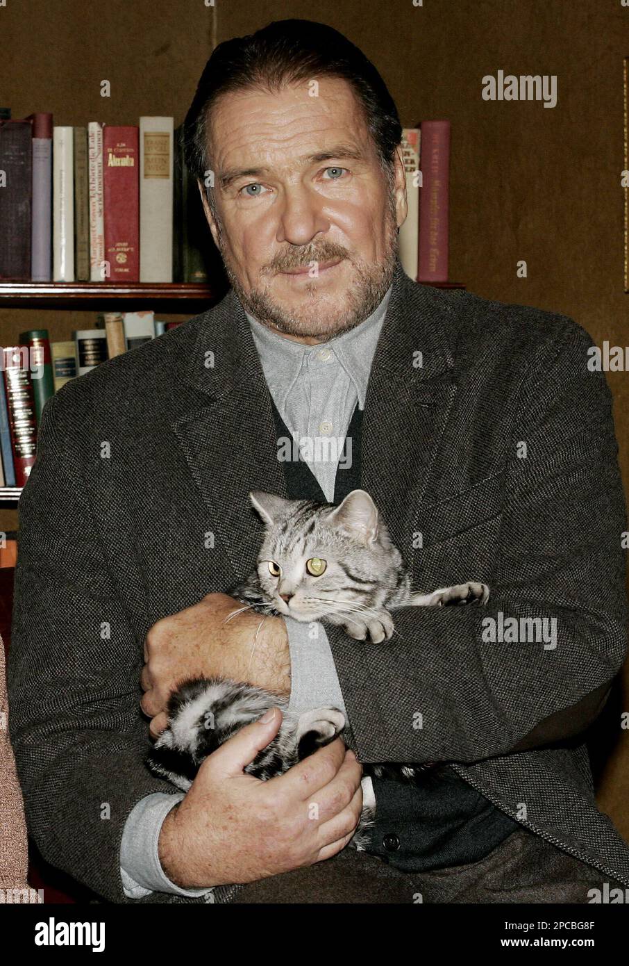 Goetz George posiert am Mittwoch, 8. November 2006, in einer Drehpause ...