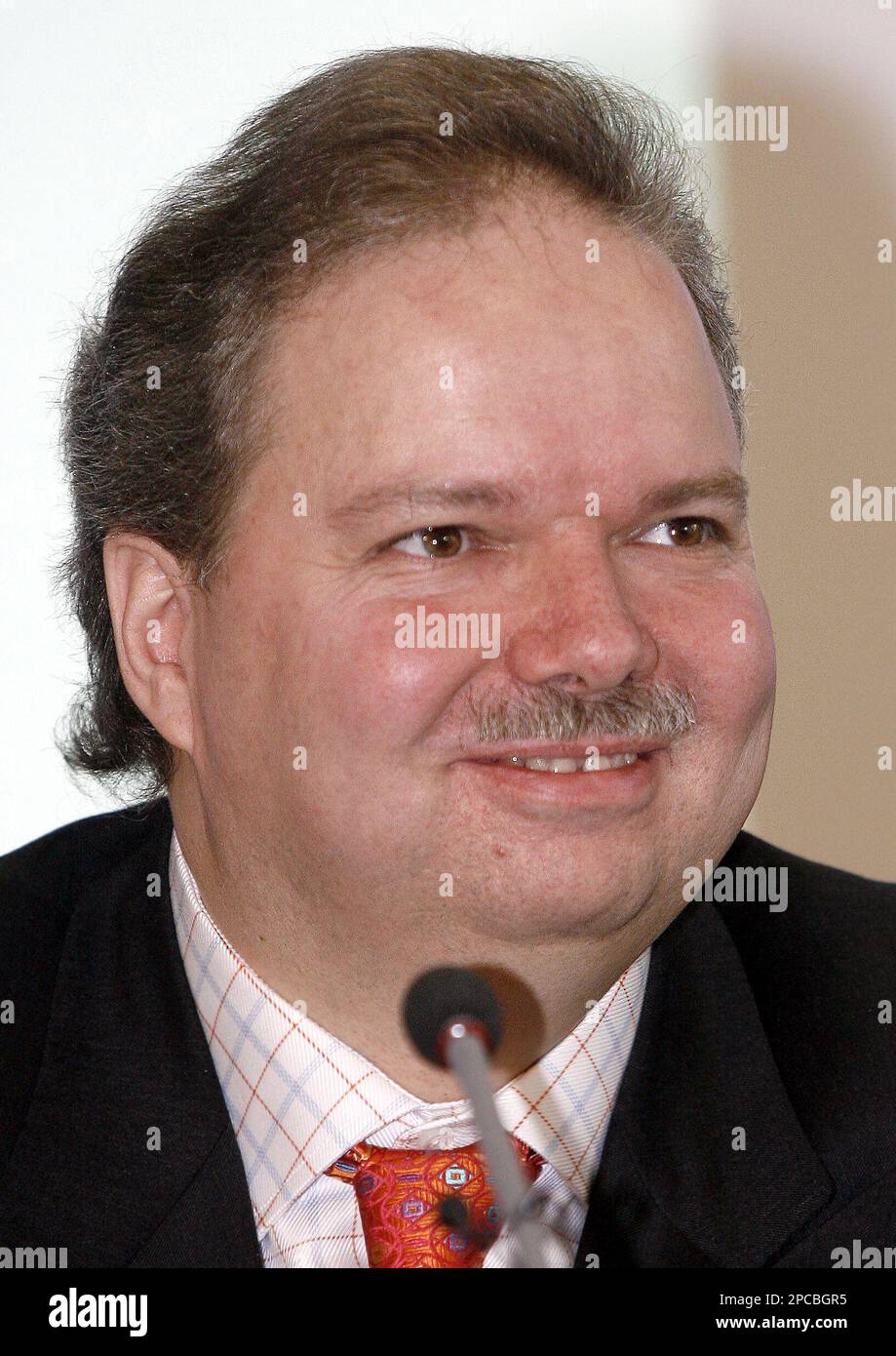 Utz Claassen, Vorstandsvorsitzender des Energiekonzerns EnBW laechelt ...