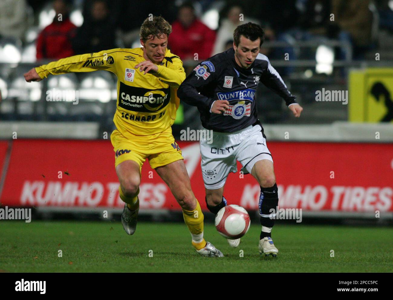 Alexander Guem von SCR Altach und Herbert Rauter von Sturm Graz, rechts ...