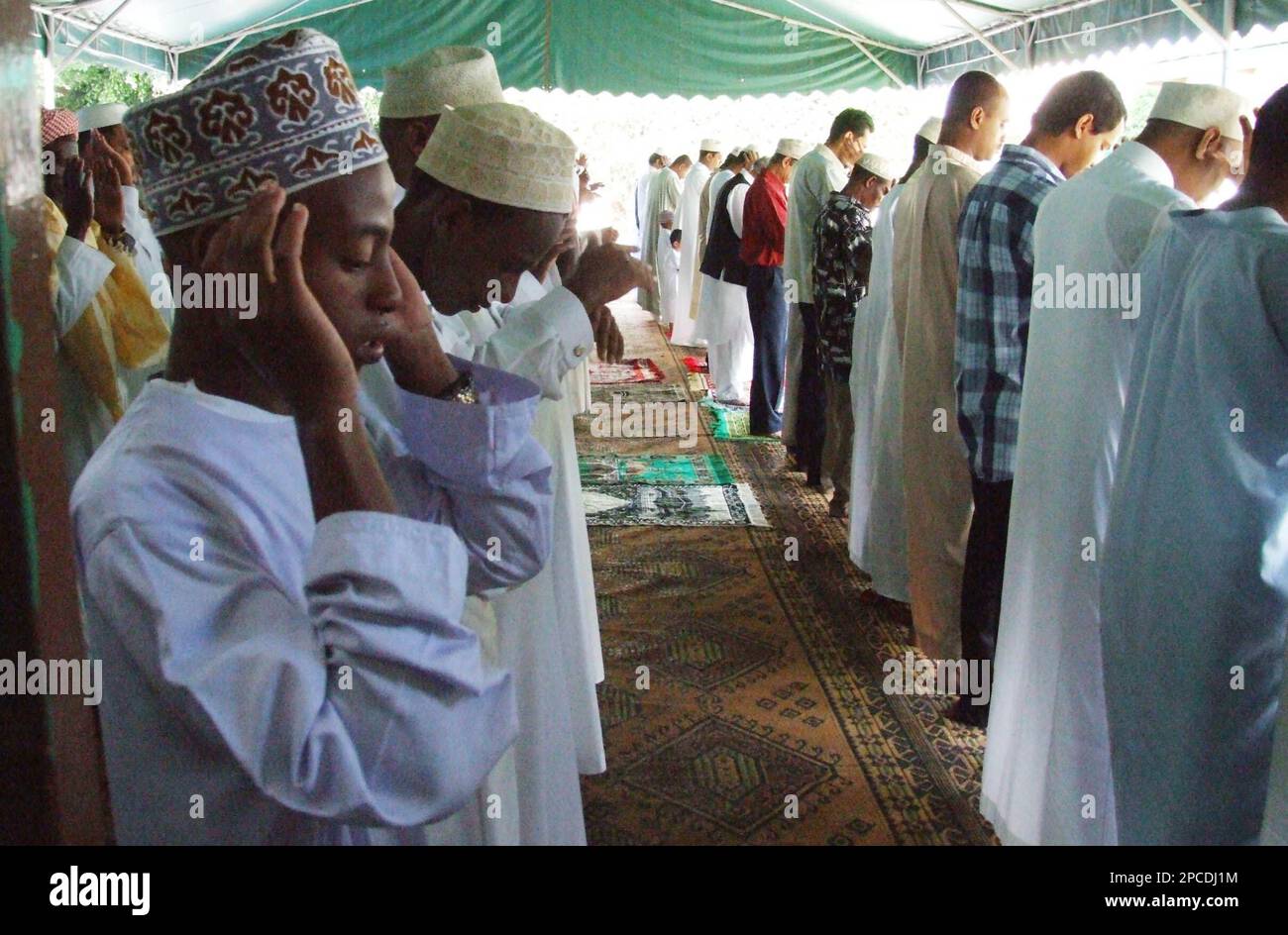 Kenyan Muslims offer their prayers for Eid al-Fitr at Masjid Noor in ...