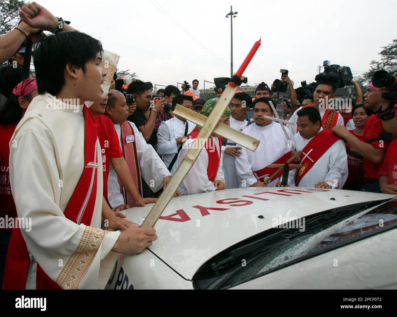 Protesting priests from the Christian sect, the Philippine Independent ...