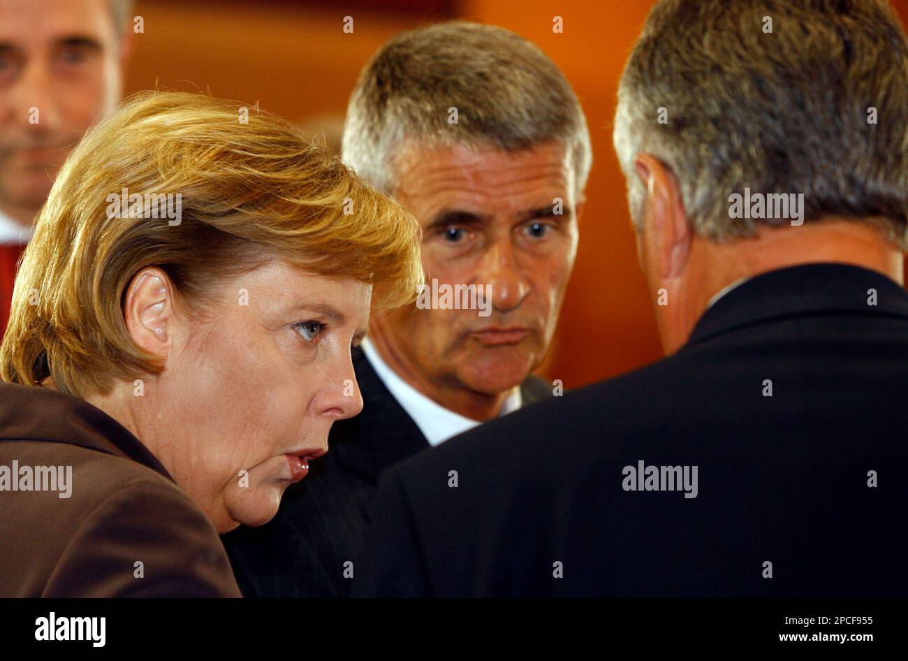 Bundeskanzlerin Angela Merkel, links, spricht mit dem ...