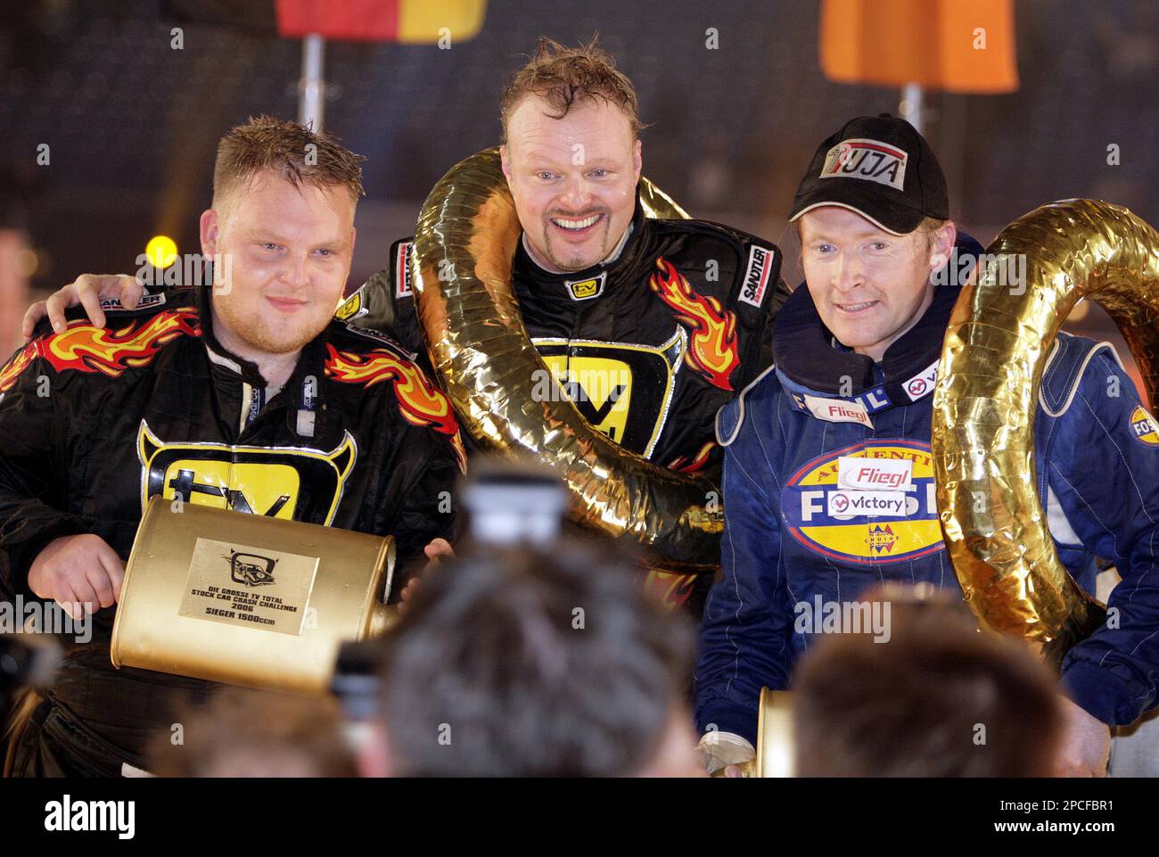 TV Moderator Stefan Raab, Mitte, feiert seinen Sieg bei der "TV total ...