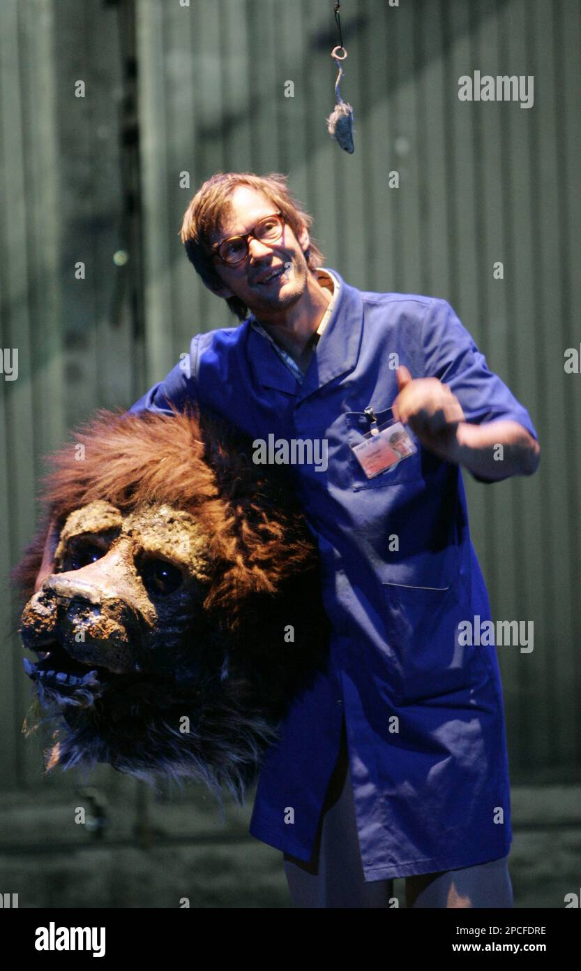 Sebastian Rudolph in der Rolle des Peter, der Mann in der Kueche probt ...