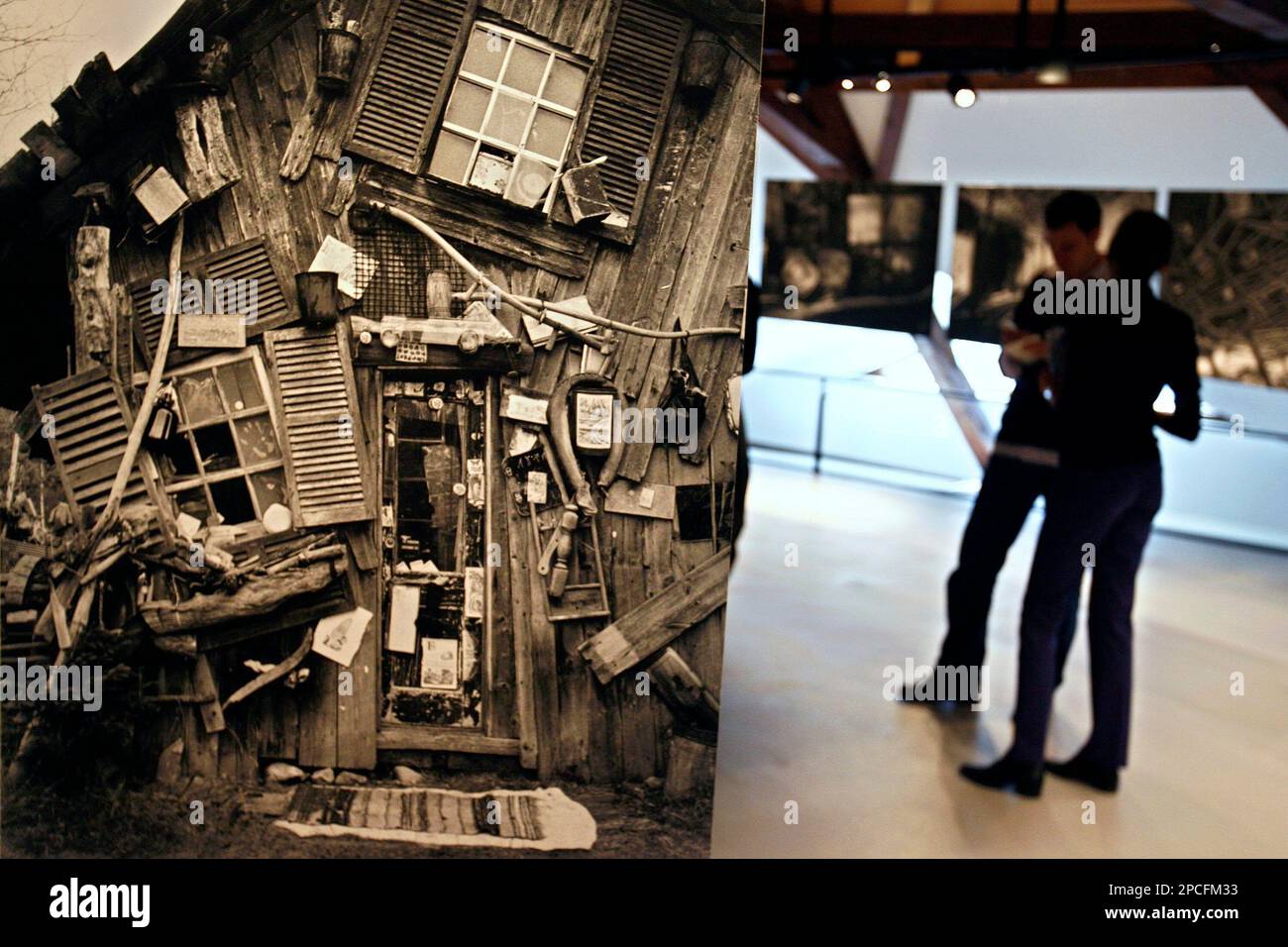 Une photographie d'une cabane construite par l'artiste canadien Richard ...