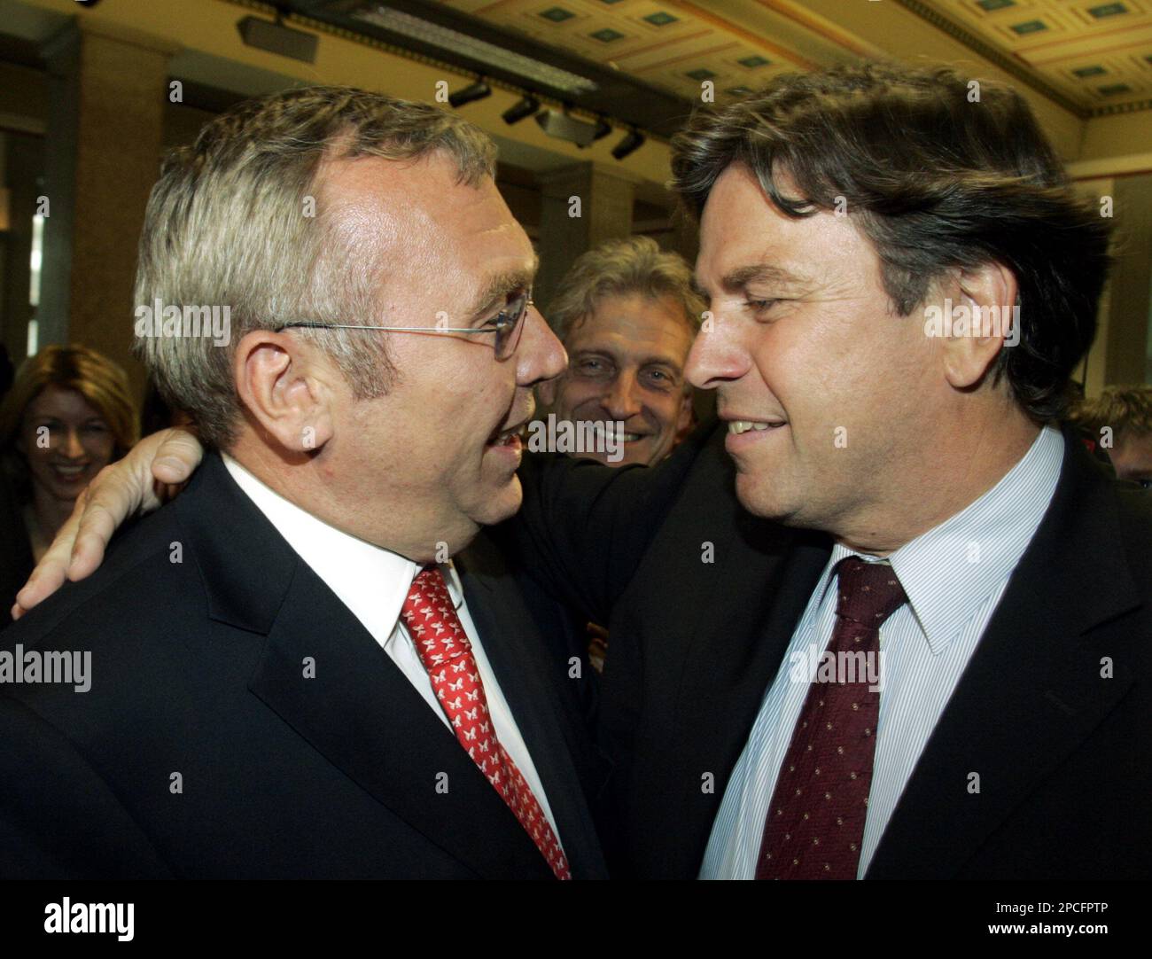 Der steirische Landeshauptmann Franz Voves, rechts, gratuliert am ...