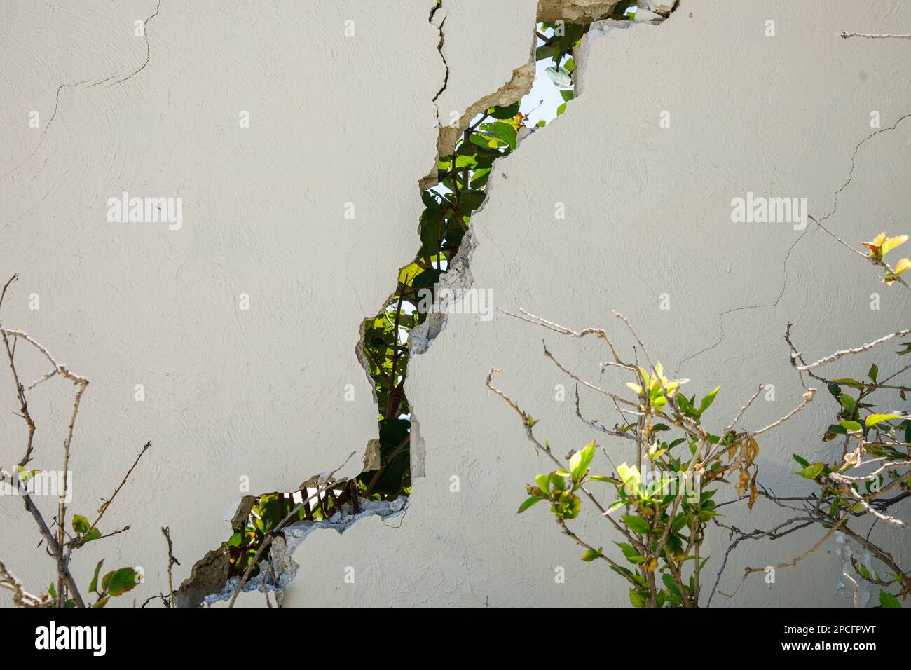 Gerissene Betonbauwand an der Außenecke, die von einem Erdbeben und ...
