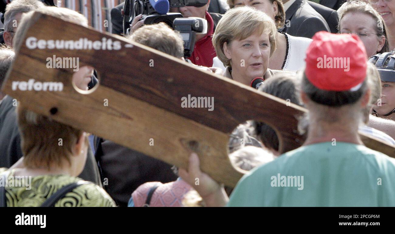 Ein Demonstrant haelt am Montag, 25. September 2006, in Bielefeld einen ...