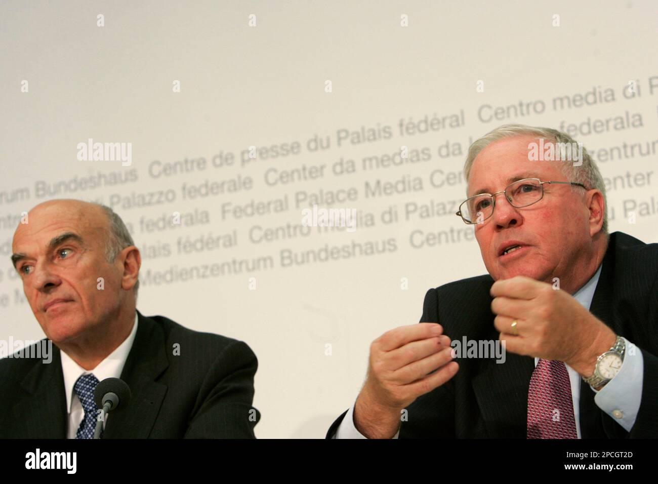Bundesrat Hans-Rudolf Merz, links und Bundesrat Christoph Blocher ...