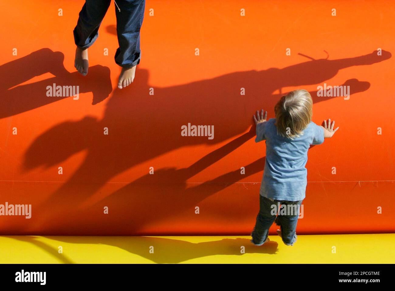 Kinder vergnuegen sich am autofreien Sonntag im Zentrum von Zuerich ...
