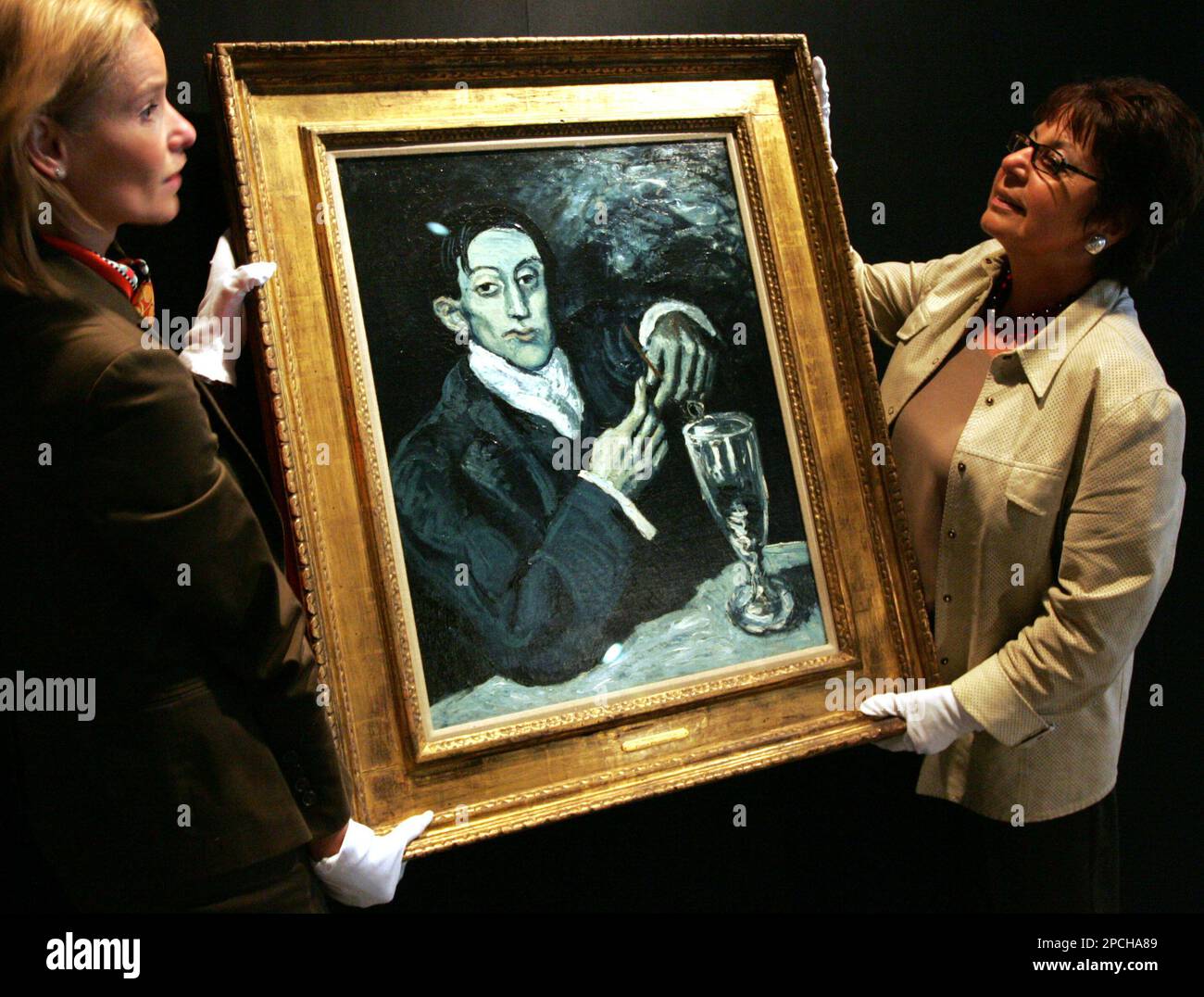 Kunstexpertinnen des Londoner Auktionshauses Christie's zeigen am ...