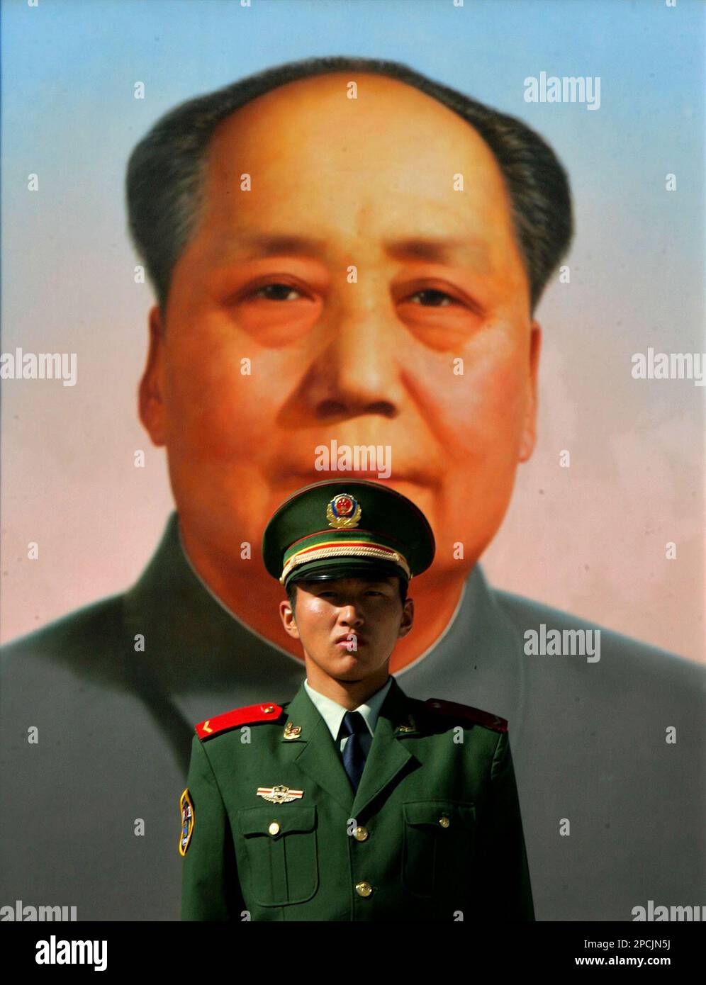 A young Chinese paramilitary soldiers stands guard under late Chairman ...