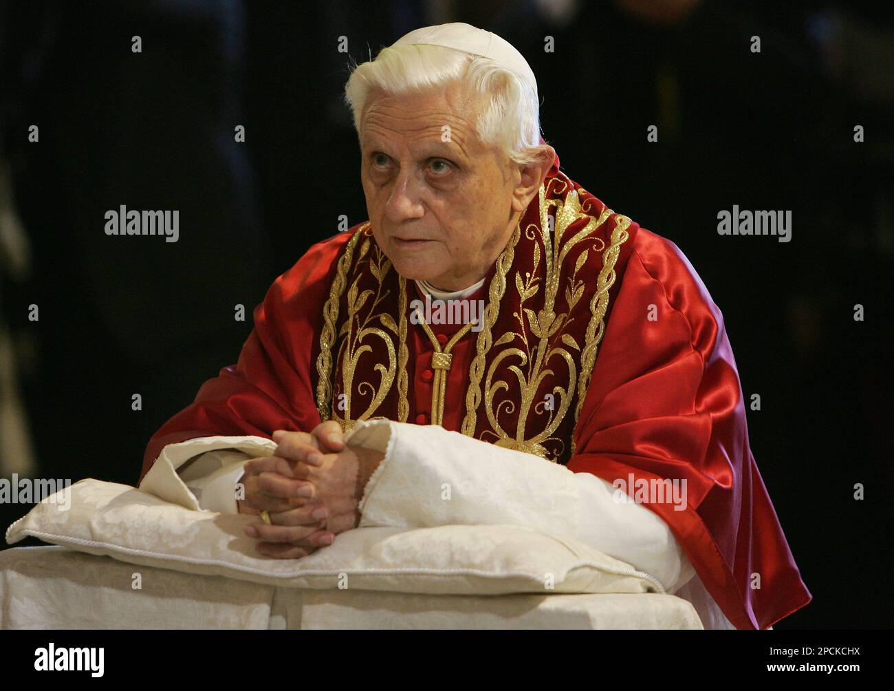 Pope Benedict XVI prays inside the "Holy Face" Sanctuary in Manoppello ...
