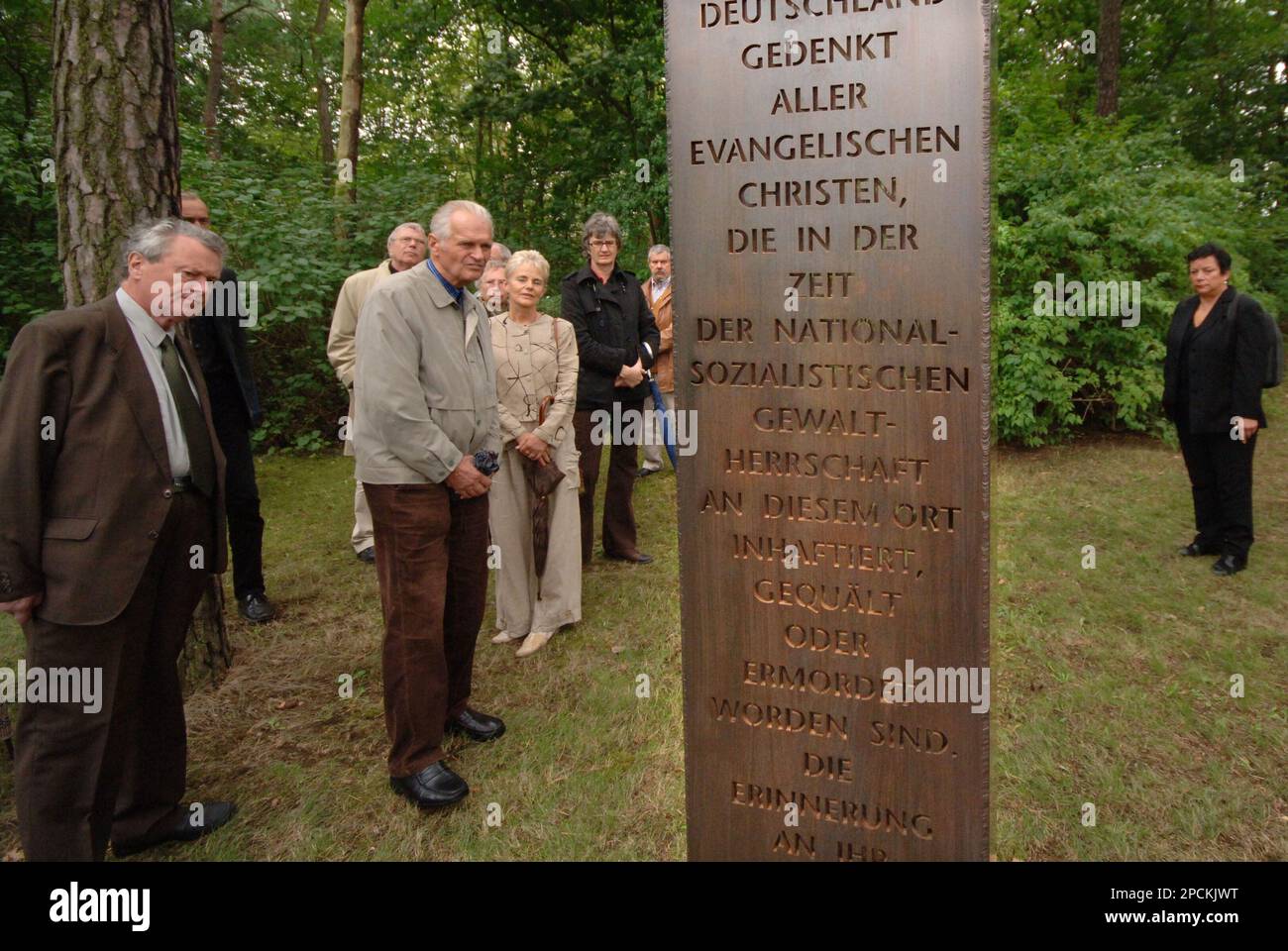 Besucher der KZ-Gedenkstaette Sachsenhausen betrachten eine Stele zum Gedenken an die im KZ ...