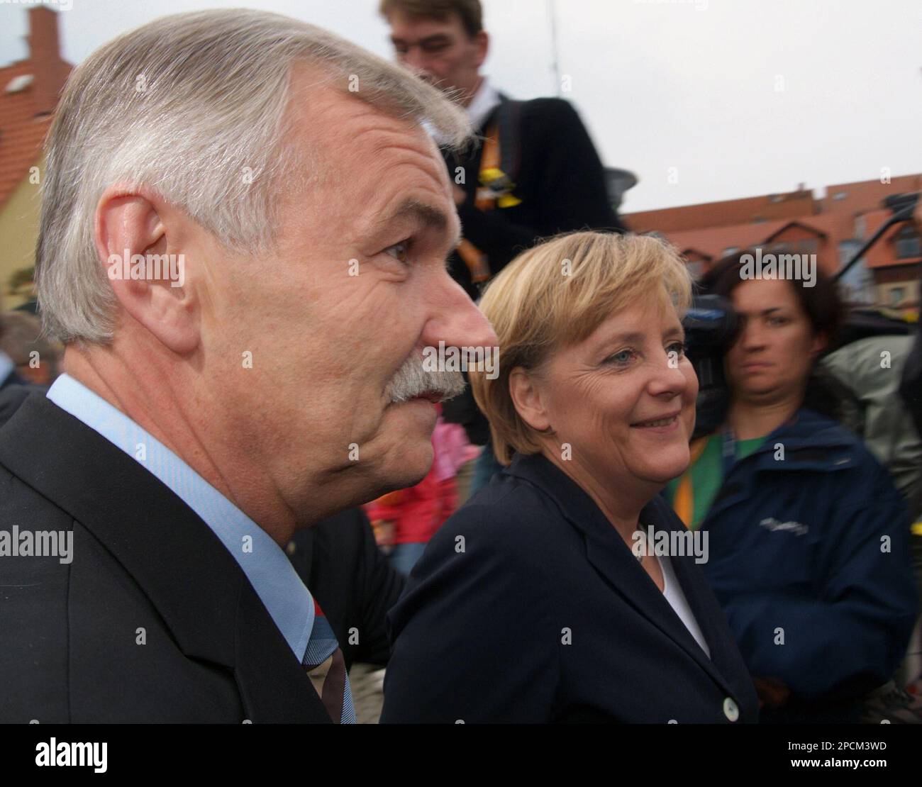 Bundeskanzlerin Angela Merkel, rechts, und der CDU-Parteivorsitzende ...