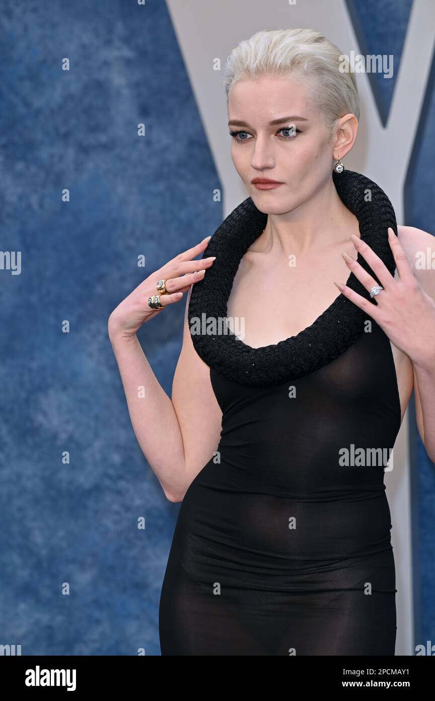 Julia Garner auf der 2023 Vanity Fair Oscar Party im Wallis Annenberg ...
