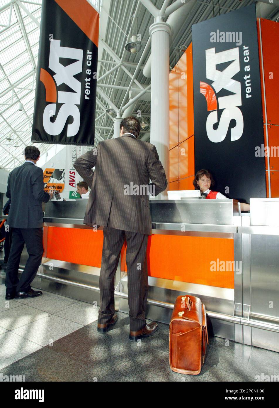 ** ARCHIV ** Kunden stehen am 26. Mai 2004 vor dem Schalter des ...