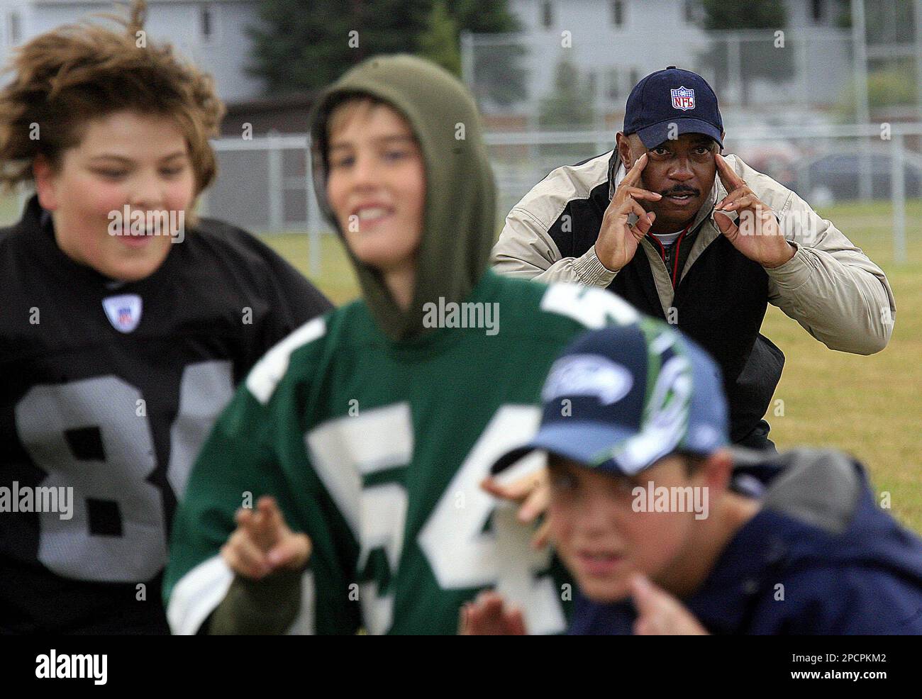 Retired Los Angeles Raiders running back Greg Pruitt, right, runs a ...