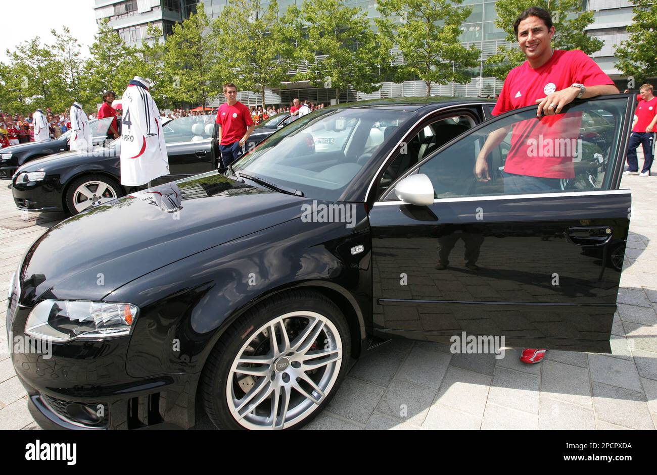 Der Peruaner Claudio Pizarro, Stuermer beim FC Bayern Muenchen ...