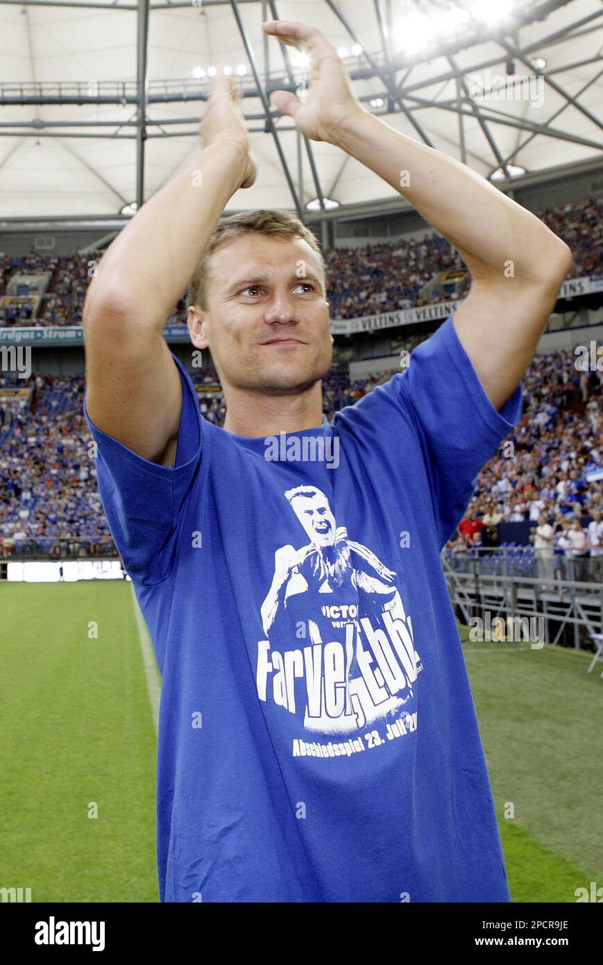 FC Schalke 04 player Ebbe Sand waves to supporters prior to his ...