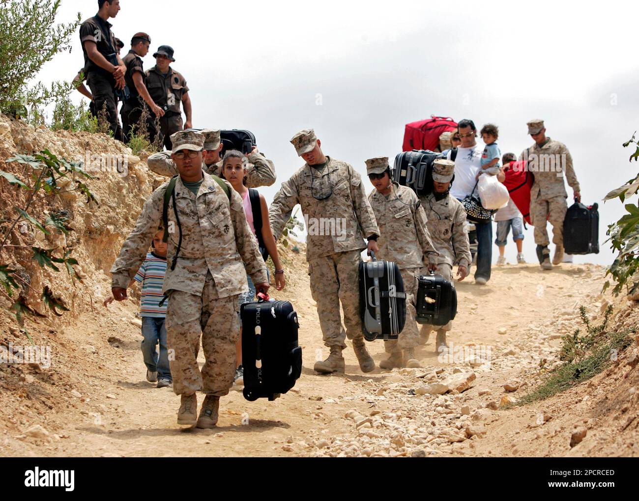 U.S.Marines from the 24th Expeditionary Unit help American citizens ...