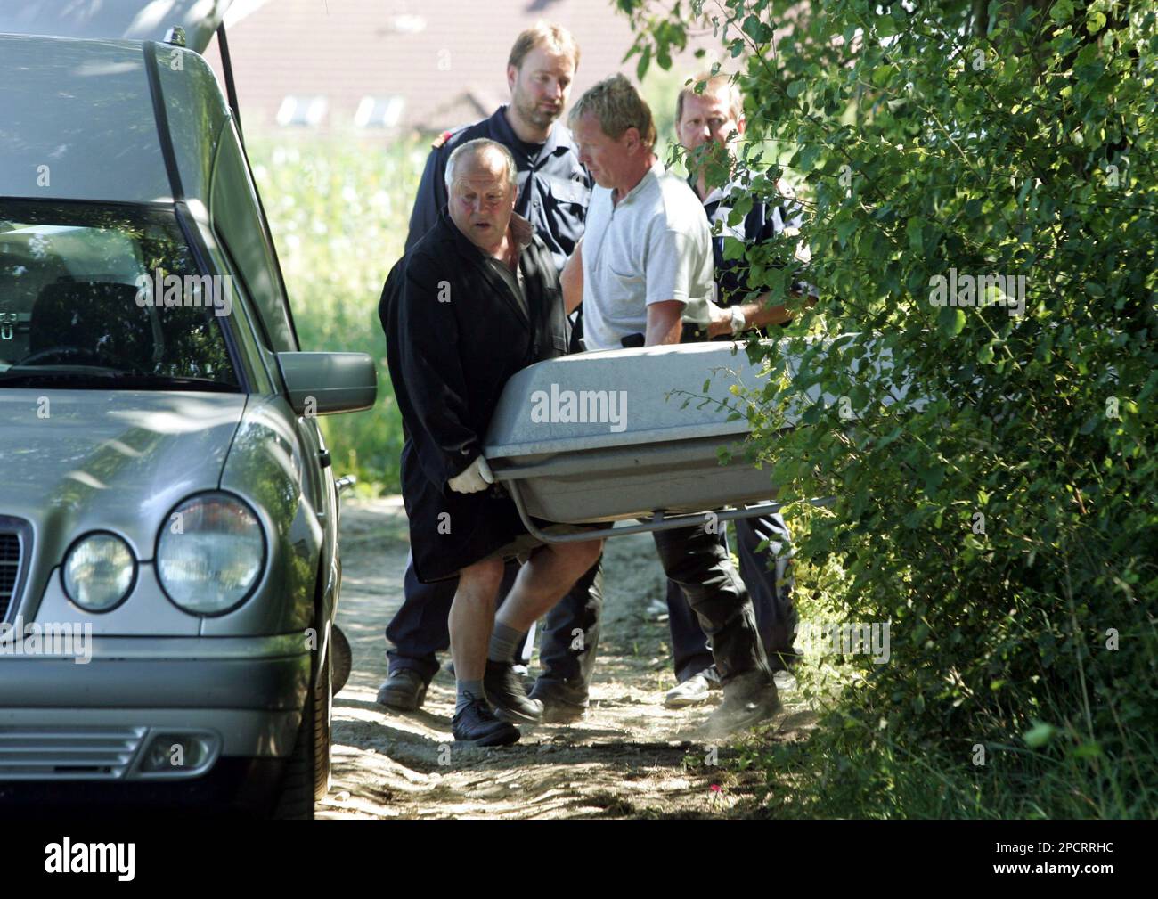 Ein Sarg mit einer der beiden Leichen nach einer Familientragoedie wird ...